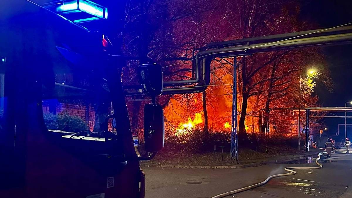Bejsment - Pożar na terenie dawnej rafinerii. 10 zastępów straży walczyło z ogniem