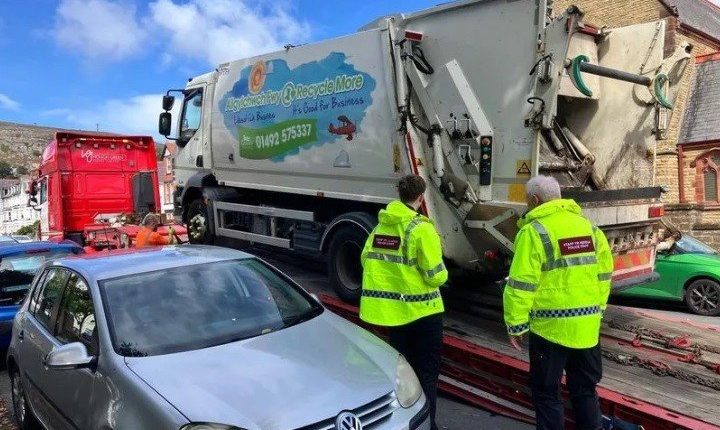 Bejsment - Bezdomny zmażdżony w śmieciarce. Spał w kontenerze na śmieci